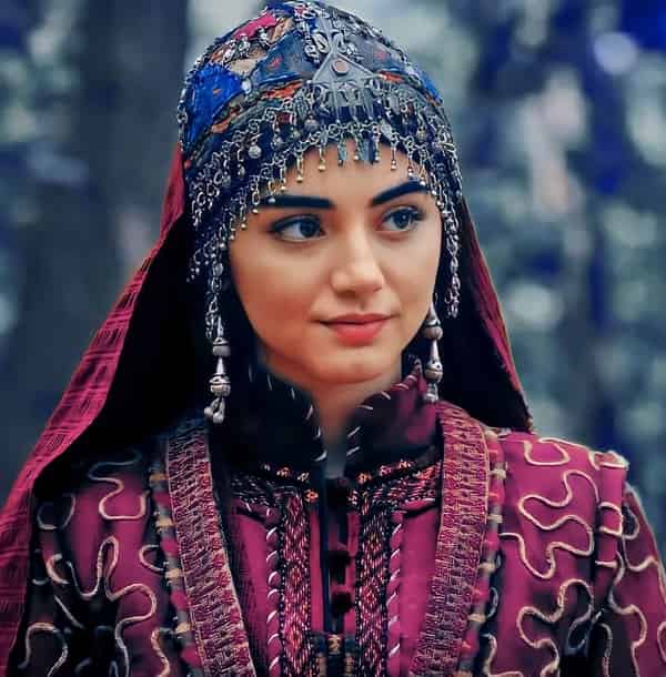 Özge Törer-Net Worth, Bio, Family, Salary, Boyfriend, Husband More ...